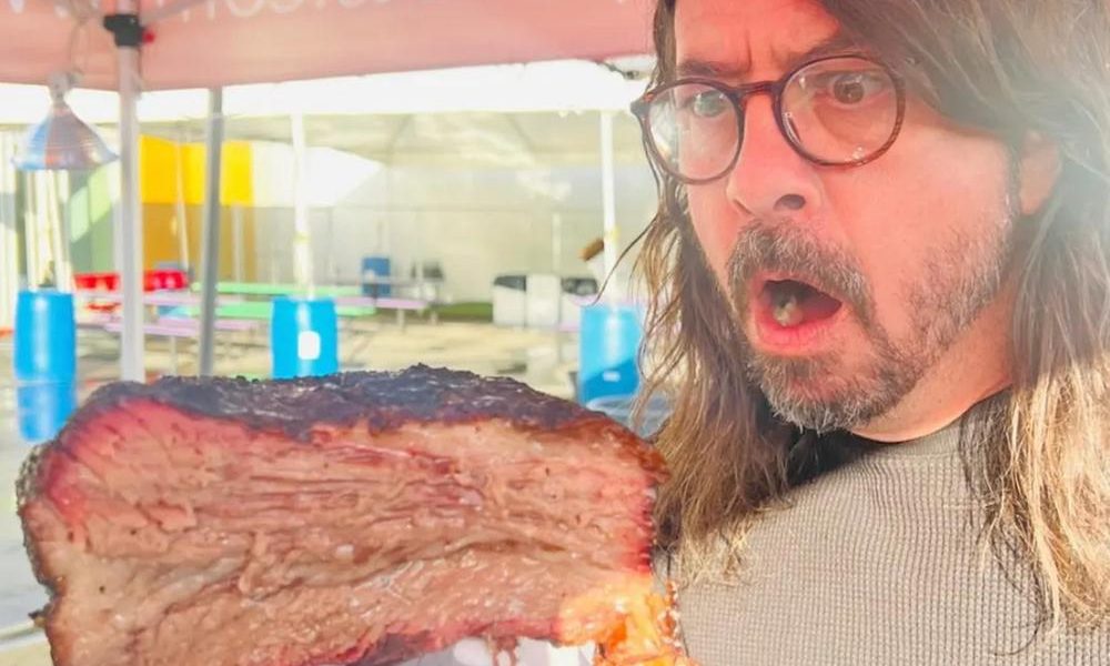 Dave Grohl Smokes Meat For The Hope Mission in LA – SoGoodly